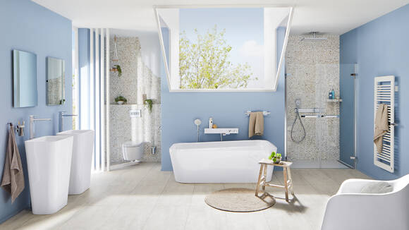 Stort baderom i nautisk design: privat badeferie