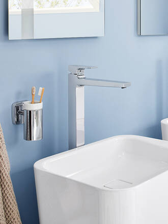 Stort badrum med havsinspirerad inredning för din privata badsemester