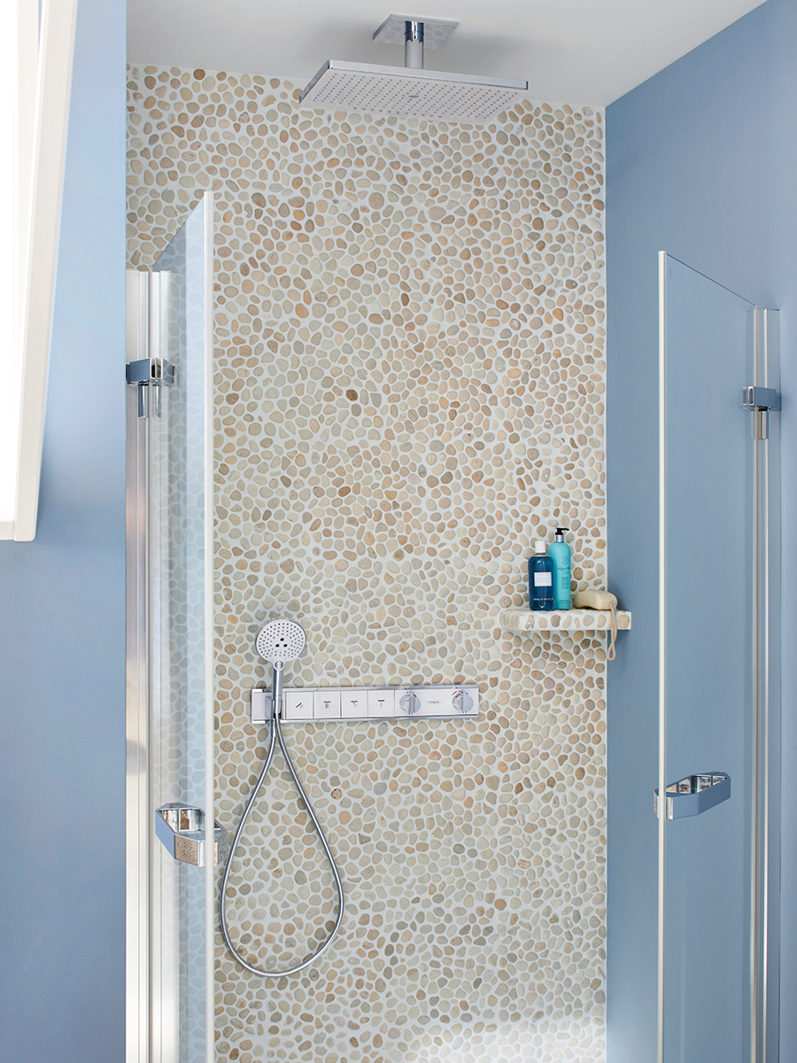 Stort badrum med havsinspirerad inredning för din privata badsemester