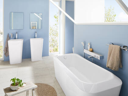 Stort badrum med havsinspirerad inredning för din privata badsemester