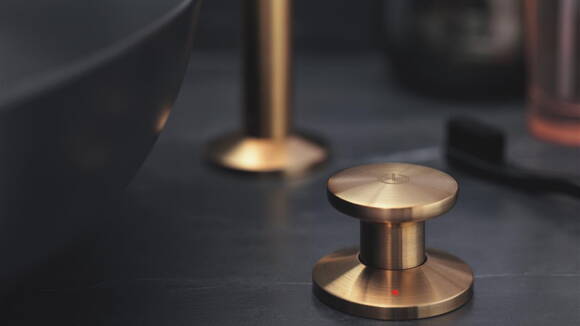 AXOR FinishPlus. Surfaces of surpassing brilliance.