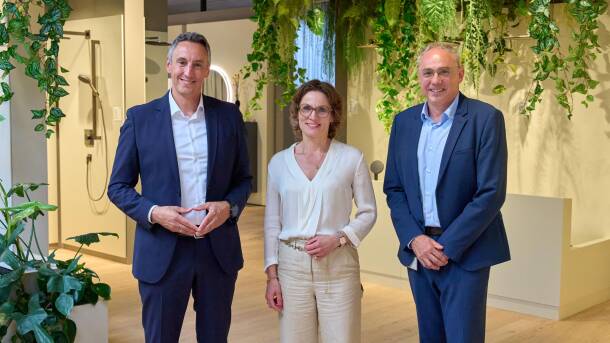 EU-Kommissarin Jessika Roswall besucht Hansgrohe | Hansgrohe Group