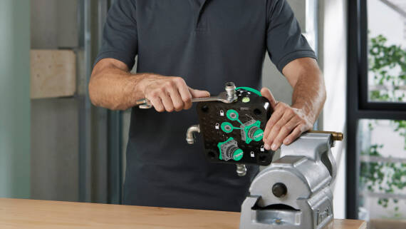 iBox universal 2: The concealed installation base set for the bathroom