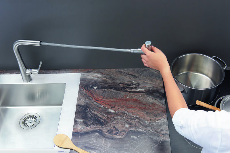 The hansgrohe sBox simplifies work with the pull-out spray