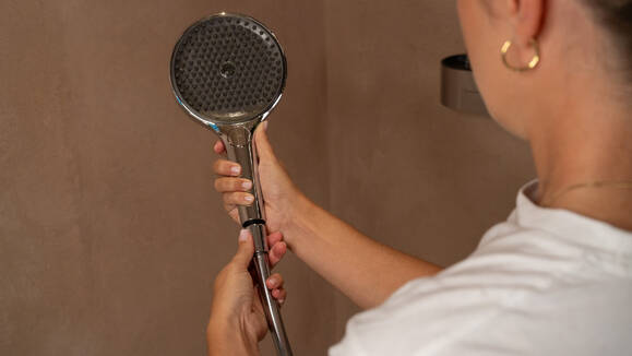 Correctly descaling your shower head