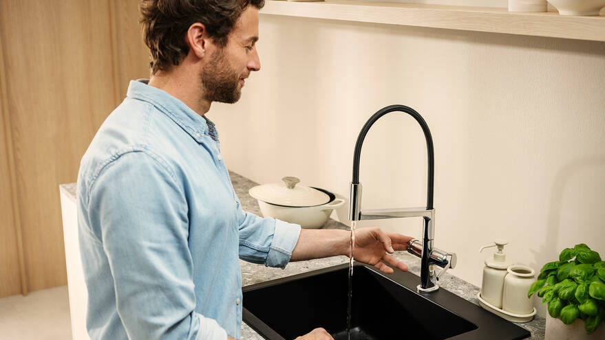 Kitchen tap with three spray types