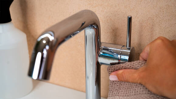 How to correctly descale taps